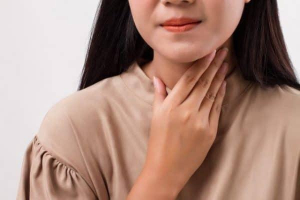 Petua Hilangkan Sakit Tekak & Punca Ia Berlaku! Kena Jumpa Doktor?