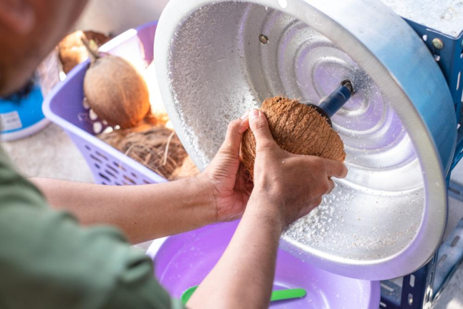 Kelapa Parut Tahan Sampai 2 Bulan Dalam Peti Sejuk? Ikut 2 Petua Ini!