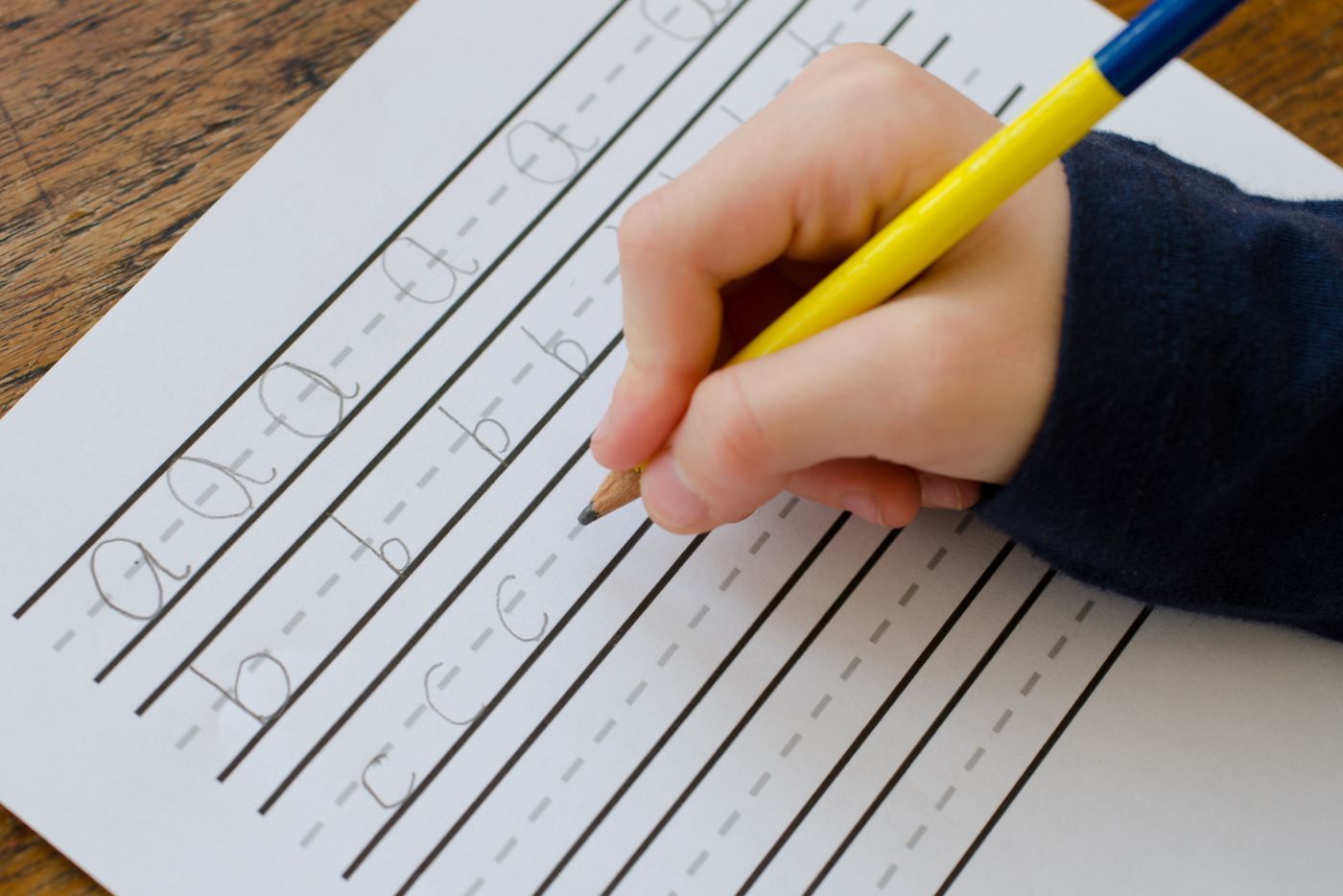 Belajar Menulis Abc: Ibu Ayah, Ini 5 Tip Ajar Anak Dengan Berkesan!